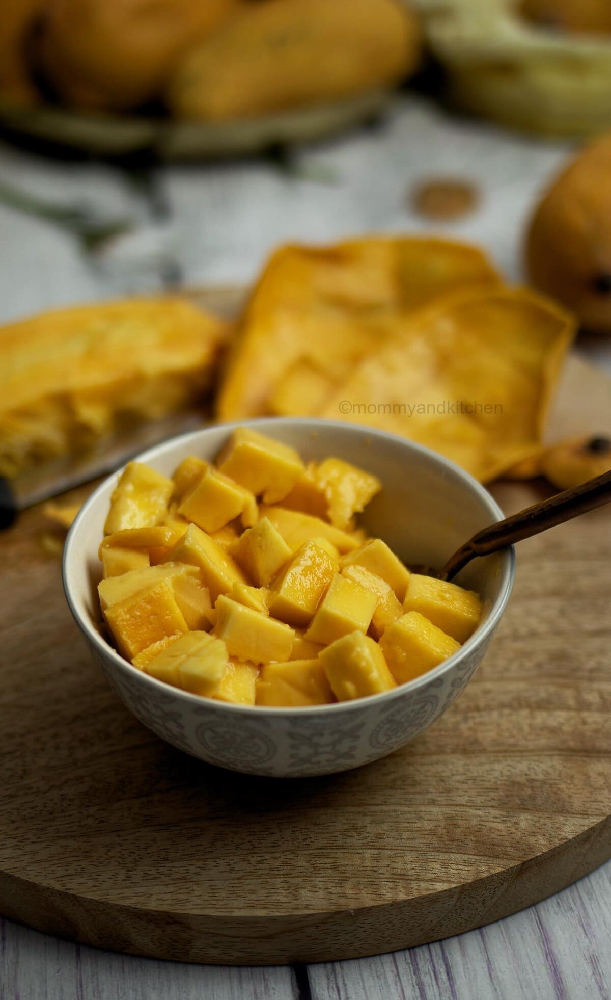 How to Cut a Mango – Easy, Mess-Free Method - Mommy and Kitchen